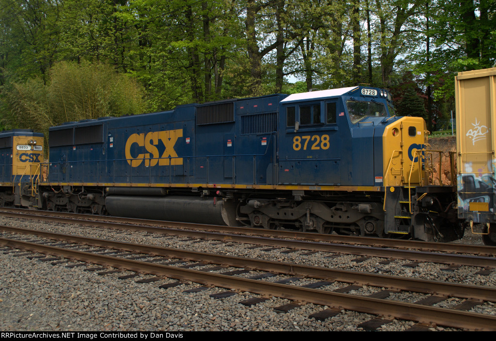 CSX SD60I 8728 trails on Q418-07